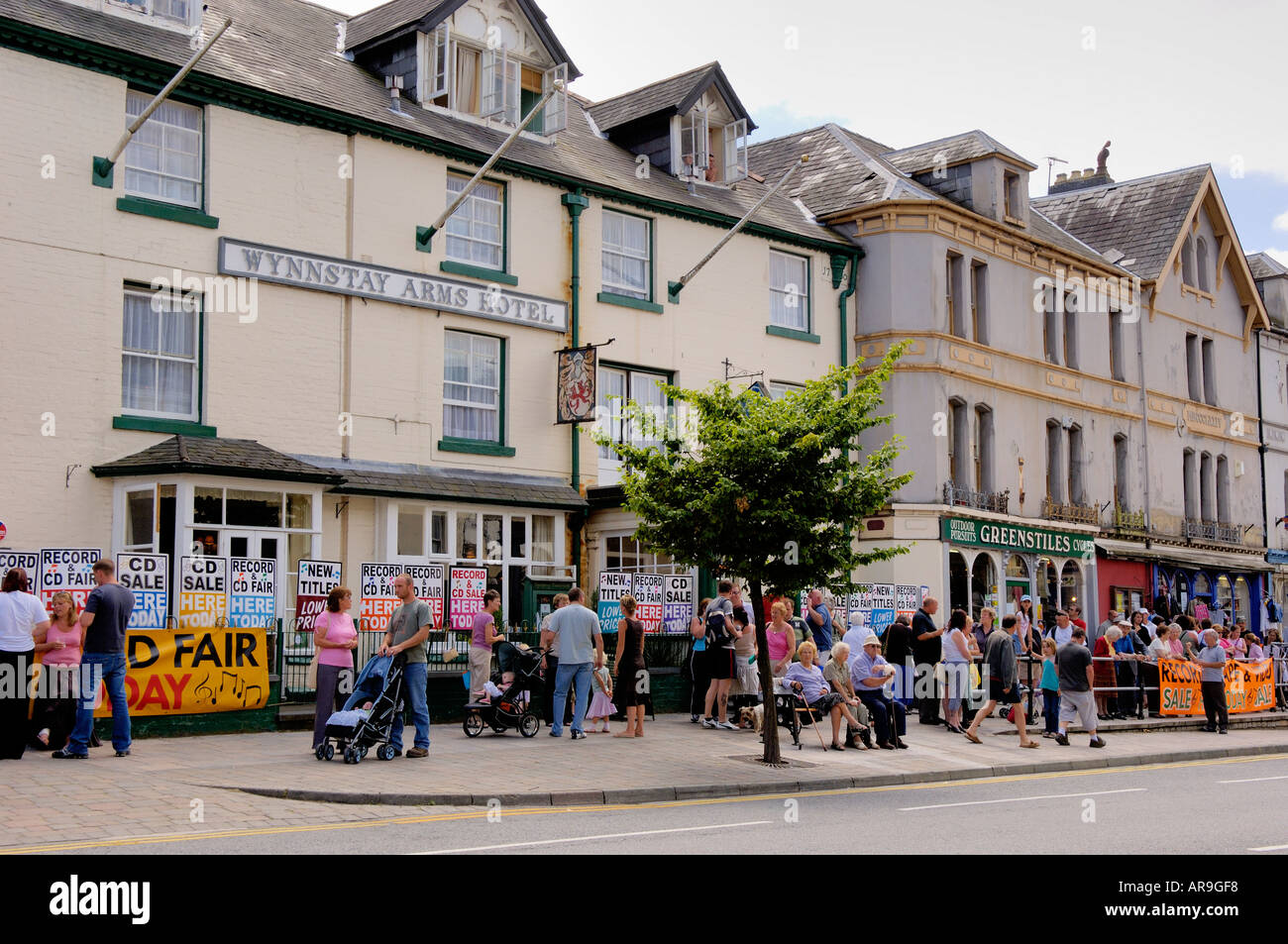Spectators outside Wynnstay Arms Machynlleth Carnival Mid Wales Stock ...