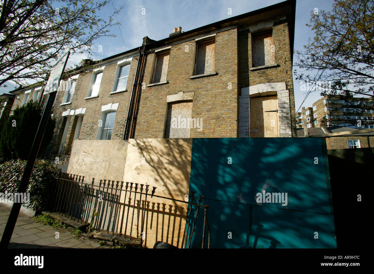 boarded-up empty end-of-terrace house in north london Stock Photo - Alamy