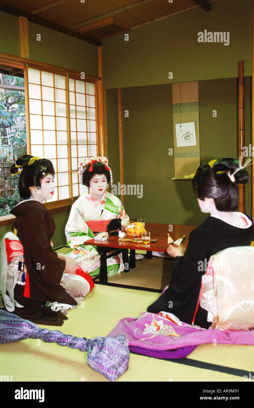 Geishas hi-res stock photography and images - Alamy