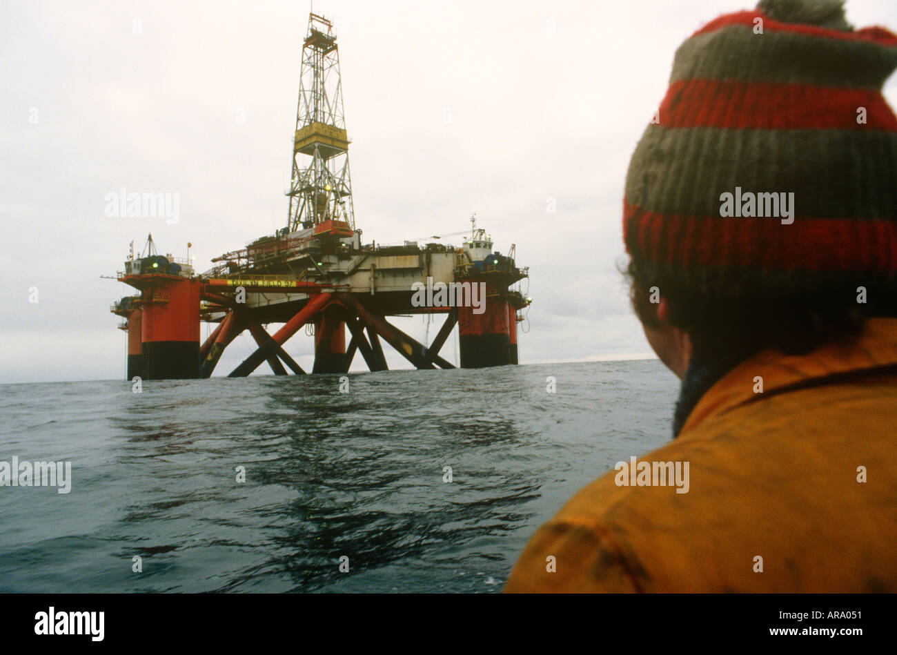 Oil rig worker danger hi-res stock photography and images - Alamy