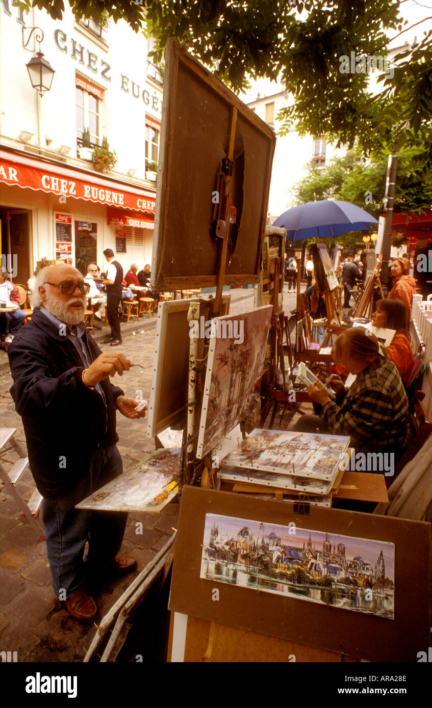 MONTMARTRE Paris artist painter at work at his easel in the Place du ...
