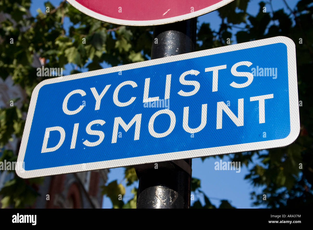 Cyclists dismount road sign Stock Photo - Alamy