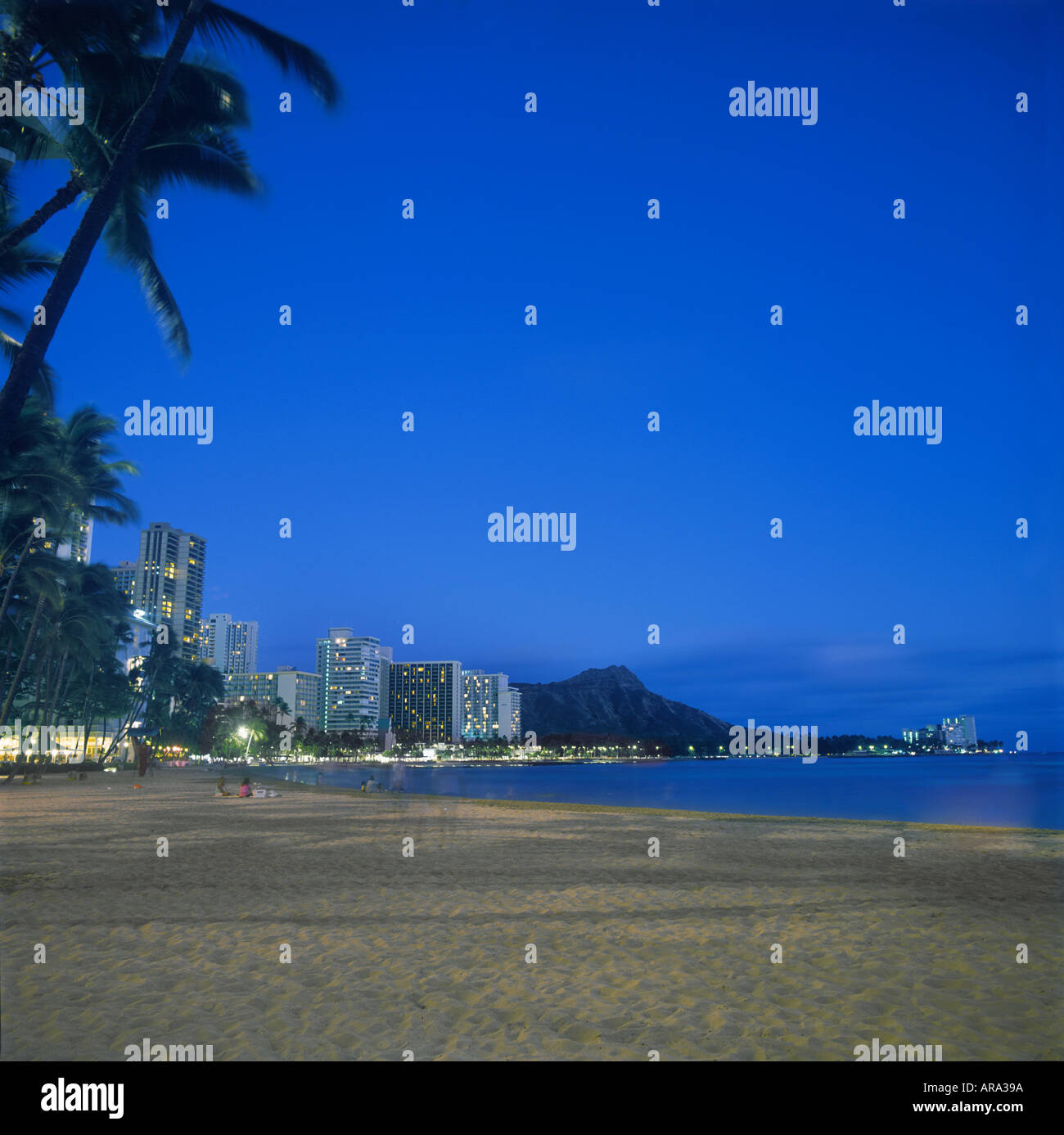 Hawaiian islands twilight beach hi-res stock photography and images - Alamy