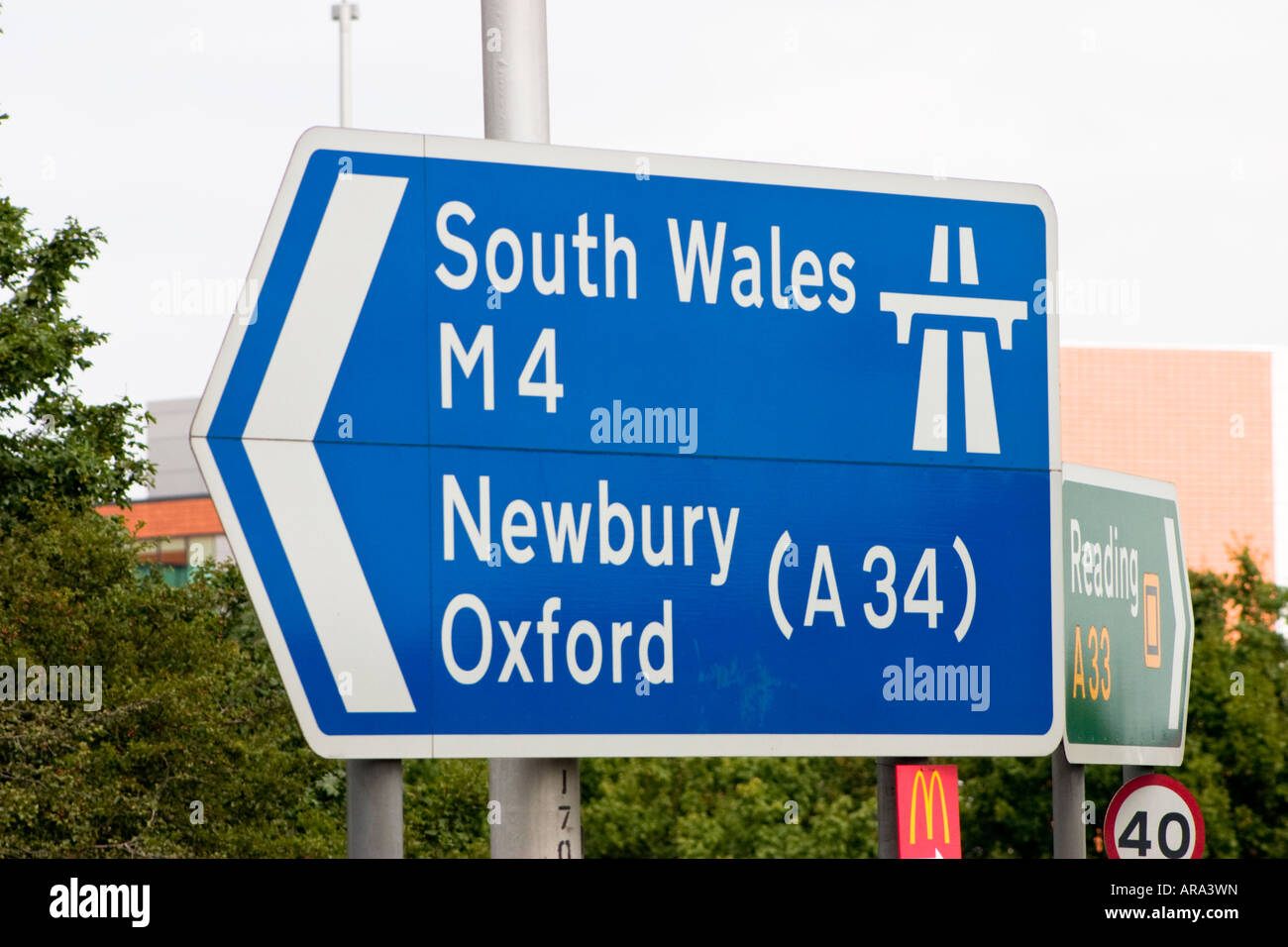 Directional road sign on Junction 11 of the M4 motorway in Reading ...