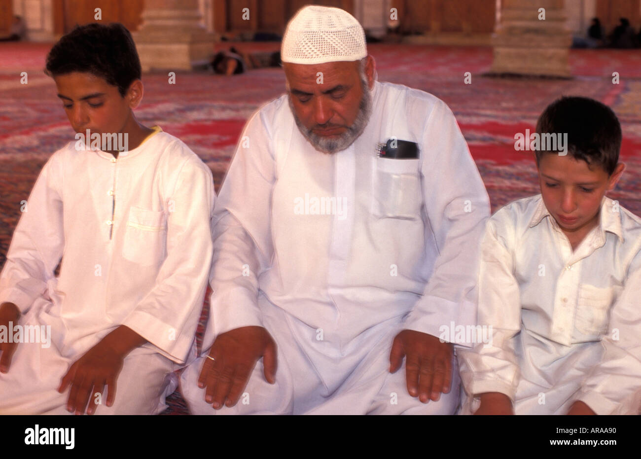 Muslim children praying hi-res stock photography and images - Alamy