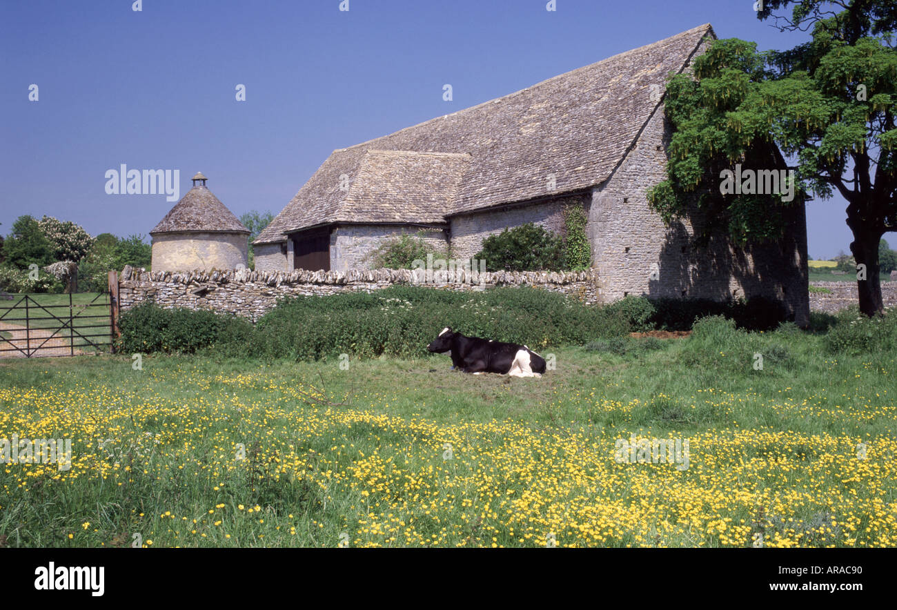FARM AND DOVECOTE MINSTER LOVELL OXFORDSHIRE ENGLAND UK Stock Photo - Alamy