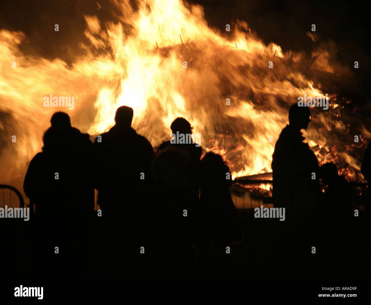 November 5th bonfire silhouette hi-res stock photography and images - Alamy
