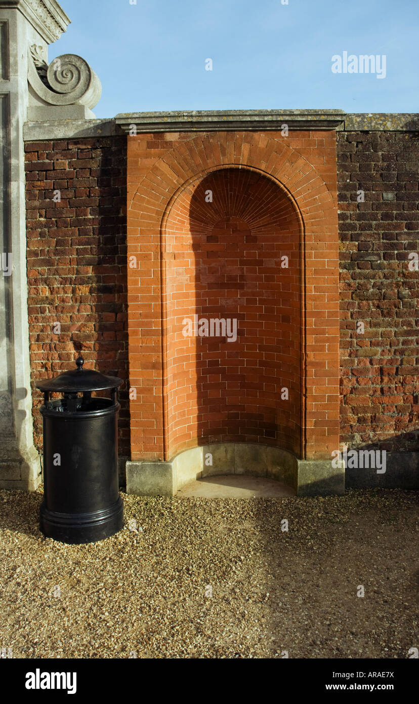 Brick alcove and litter bin Hampton Court Stock Photo - Alamy