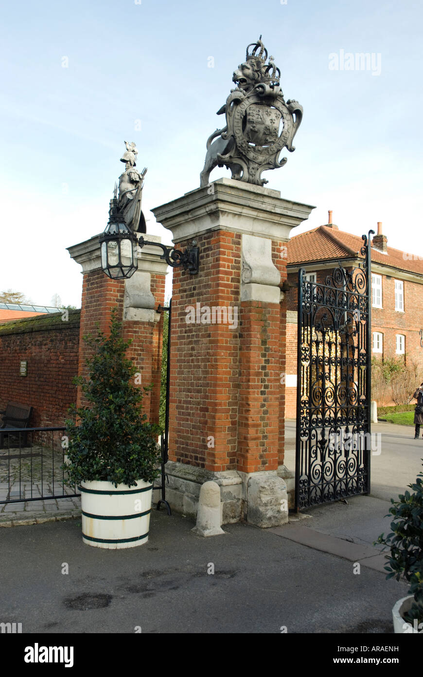Entrance gate to Hampton Court palace Stock Photo - Alamy
