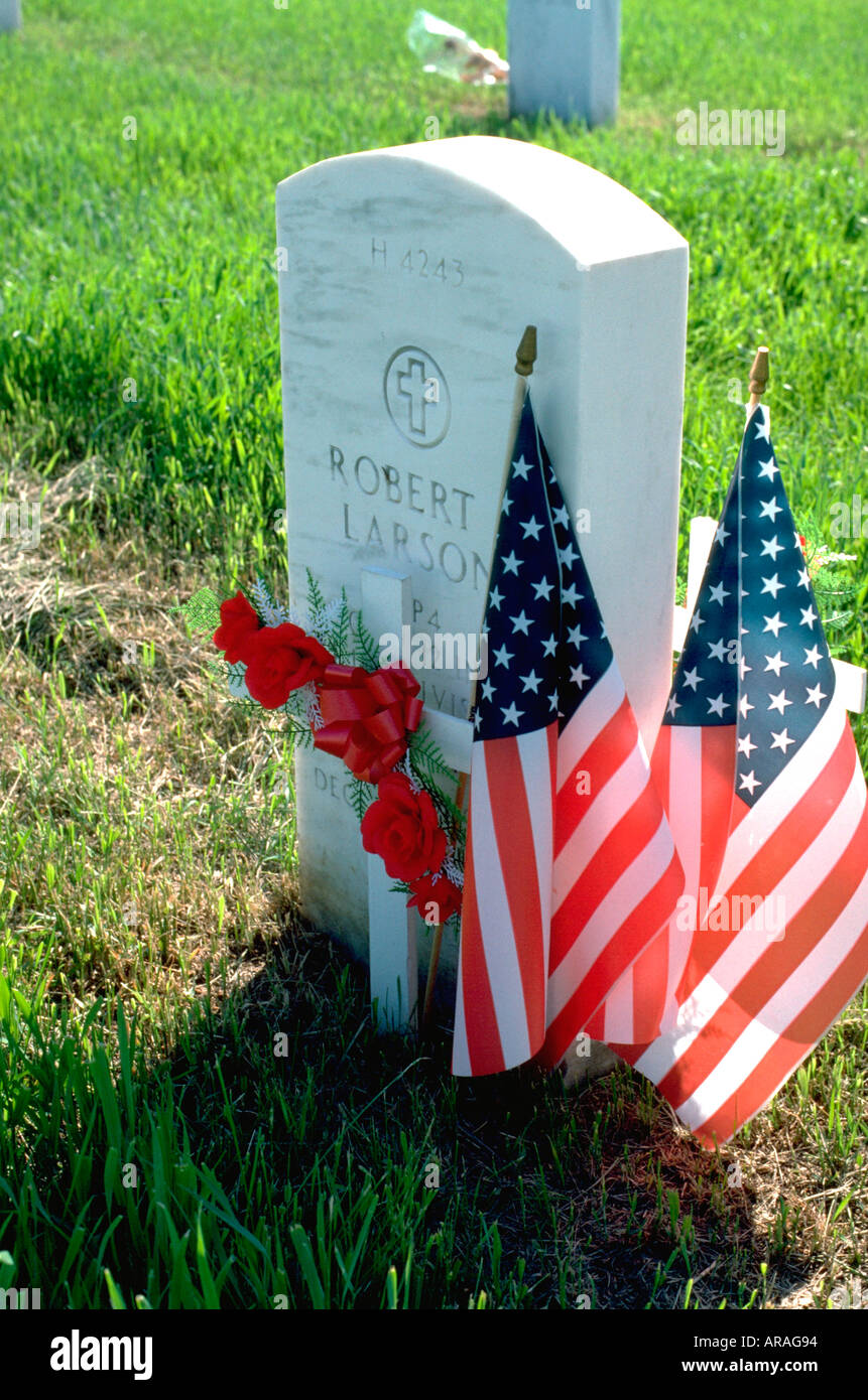 Fort Snelling Cemetery soldiers grave with flags and flowers on ...