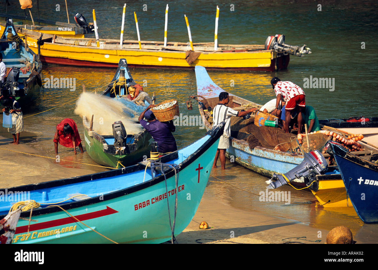 India goa long boats hi-res stock photography and images - Alamy