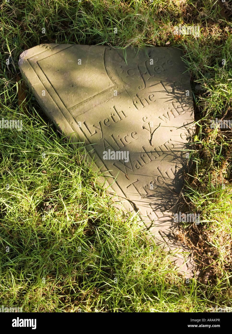 Broken gravestone hi-res stock photography and images - Alamy