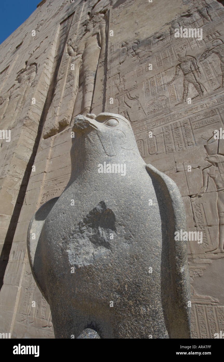 Statue of Horus, Temple of Horus, Edfu, Egypt Stock Photo - Alamy
