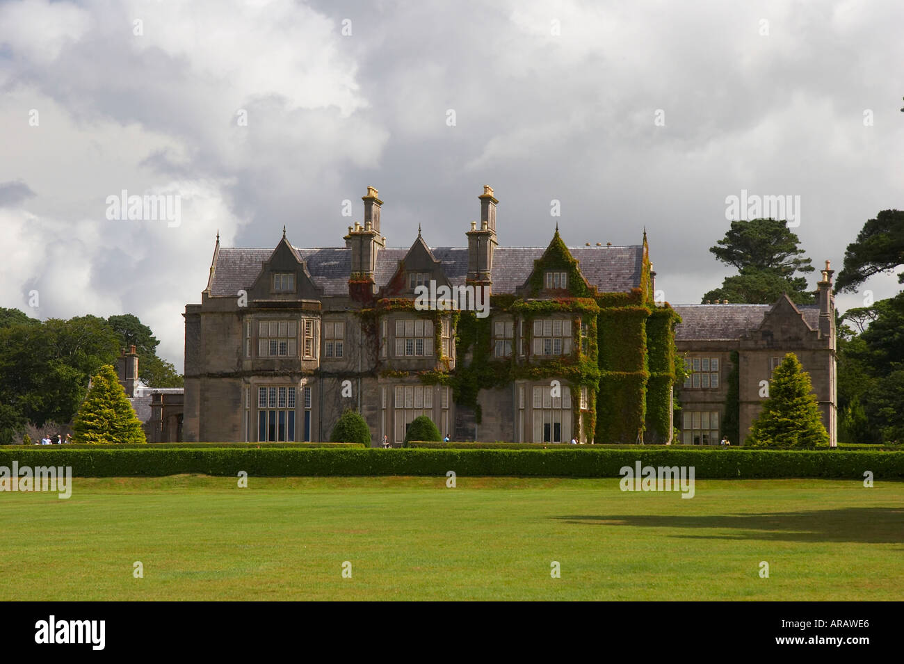 House houses apartment villa hi-res stock photography and images - Alamy