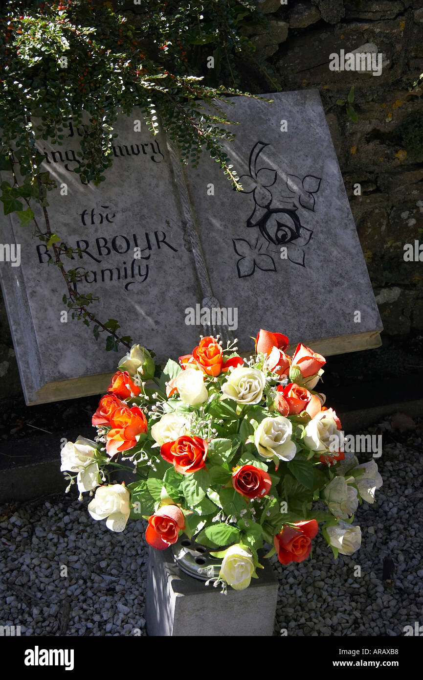 tomb decorated with flowers Stock Photo - Alamy