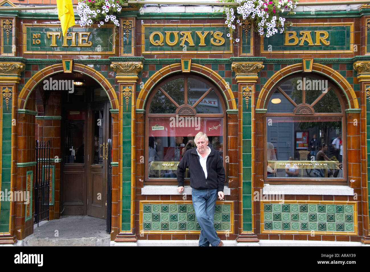 Pubs societies taverns hi-res stock photography and images - Alamy