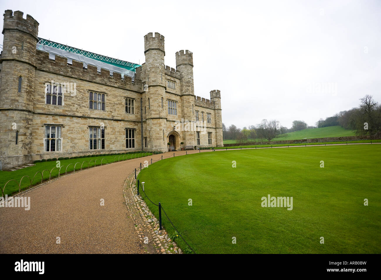 Castle driveway hi-res stock photography and images - Alamy