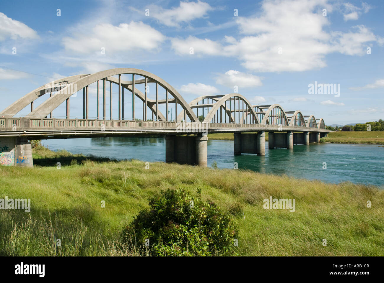 Balclutha Bridge - concrete bridge over the river Clutha - Otago, New ...