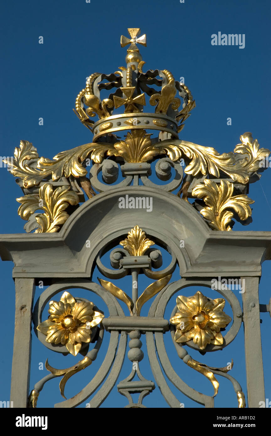 Gilt crest hi-res stock photography and images - Alamy