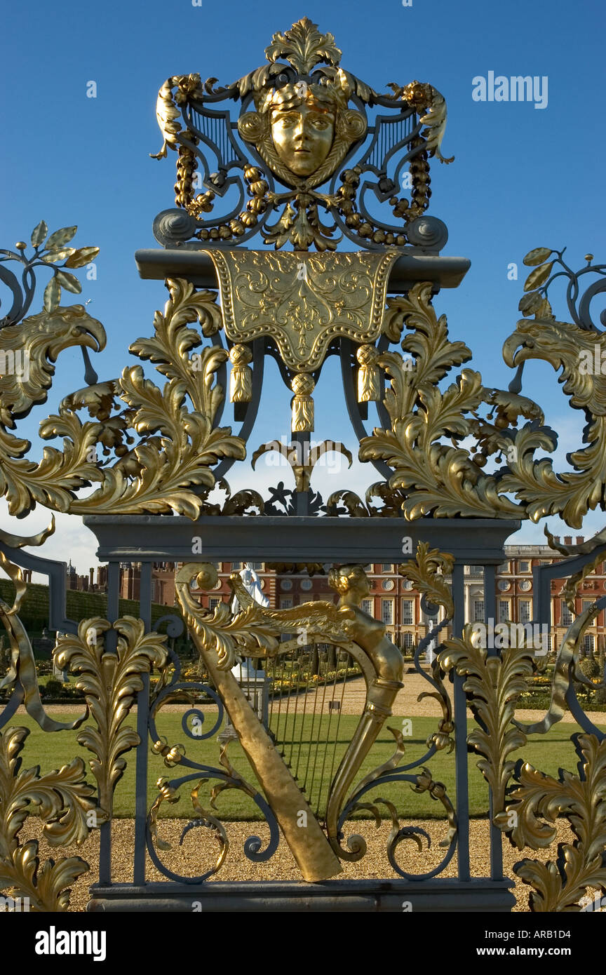 UK London Hampton Court Palace guilded gate crest Stock Photo - Alamy