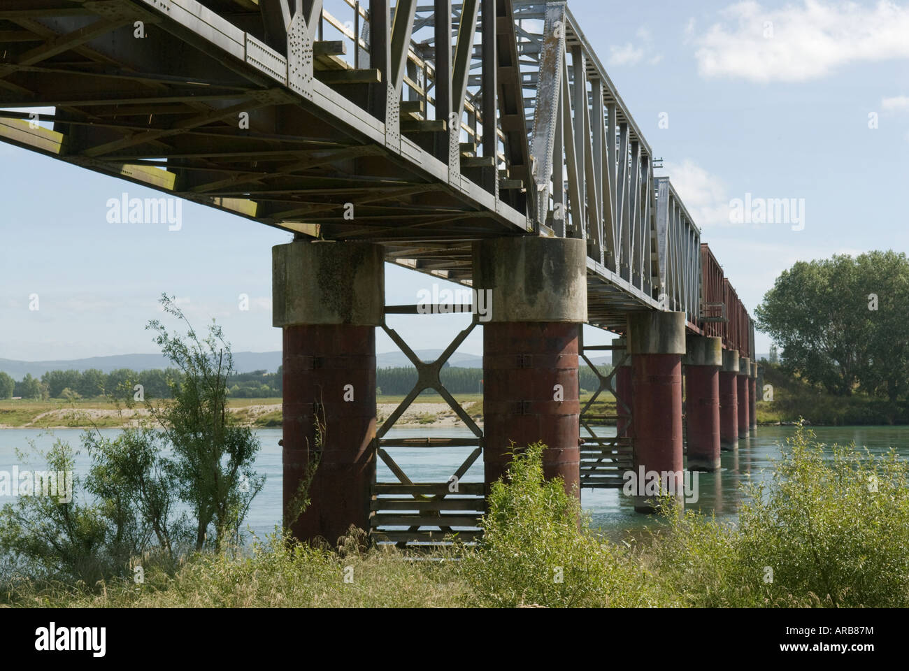 Rail bridge across the river Clutha at Balclutha, Otago, New Zealand ...