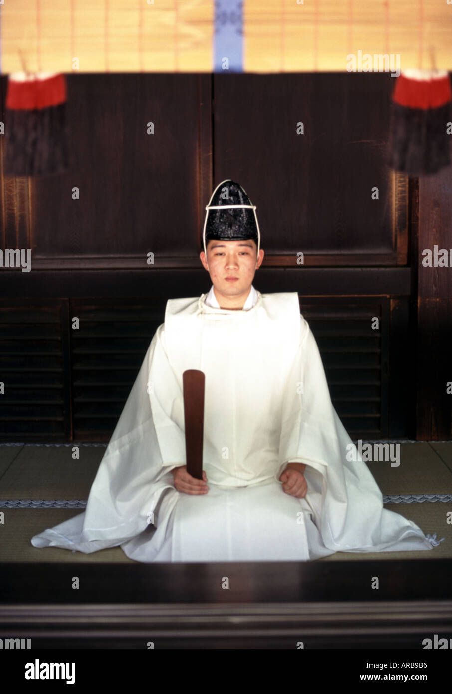 Shinto robes hi-res stock photography and images - Alamy