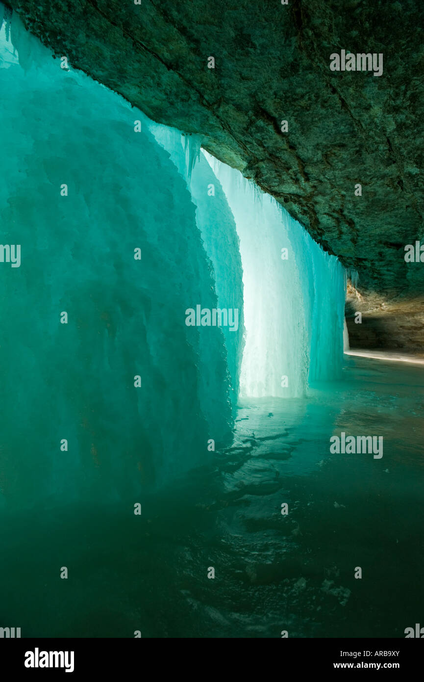 Frozen minnehaha falls in winter hi-res stock photography and images ...