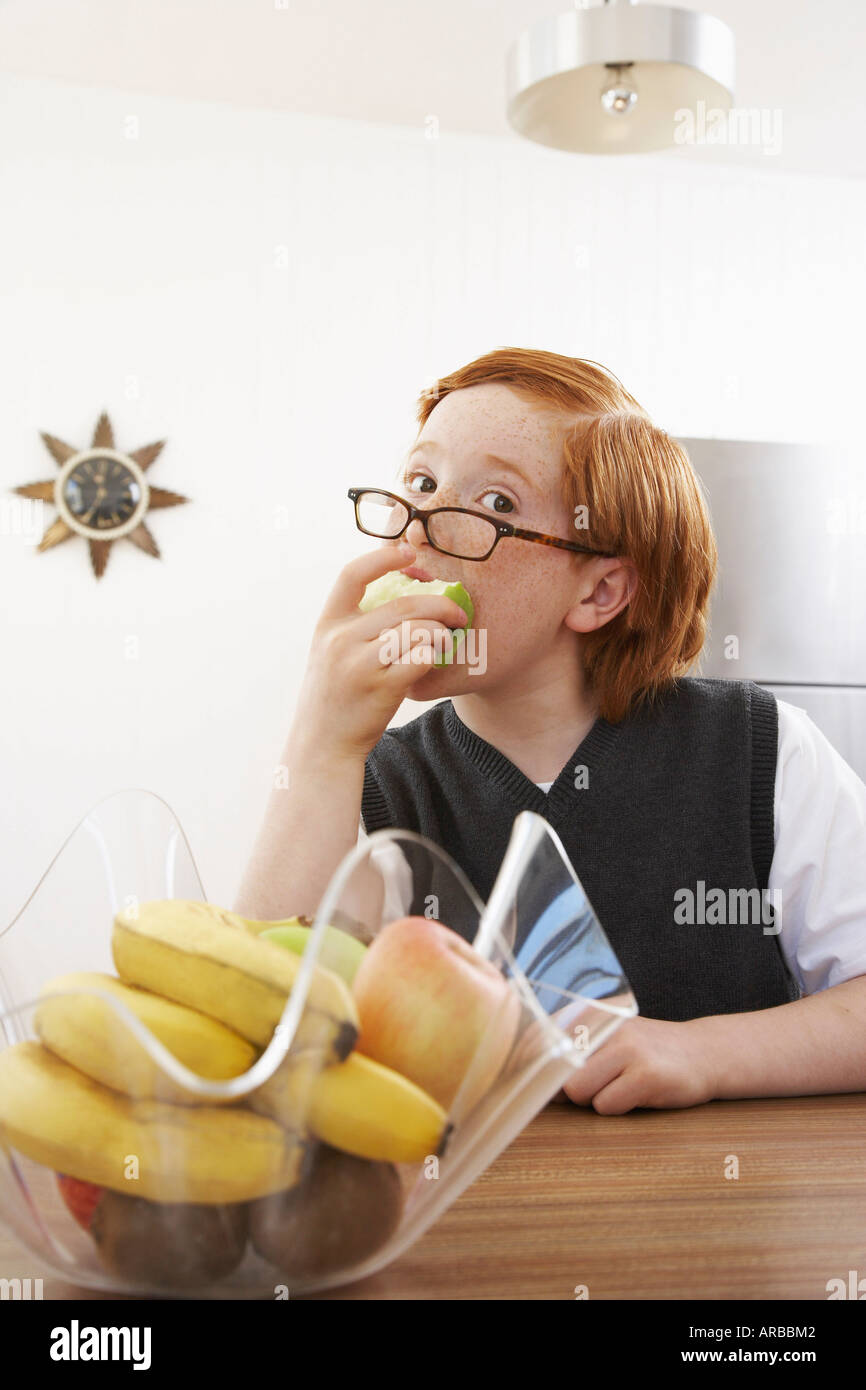 Child portrait apple pose hi-res stock photography and images - Alamy