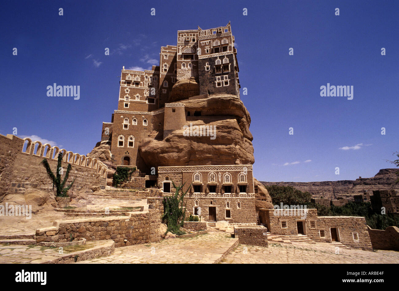 Republic of Yemen Wadi Dhar Dar al Hajar Rock Palace Summer Palace of ...