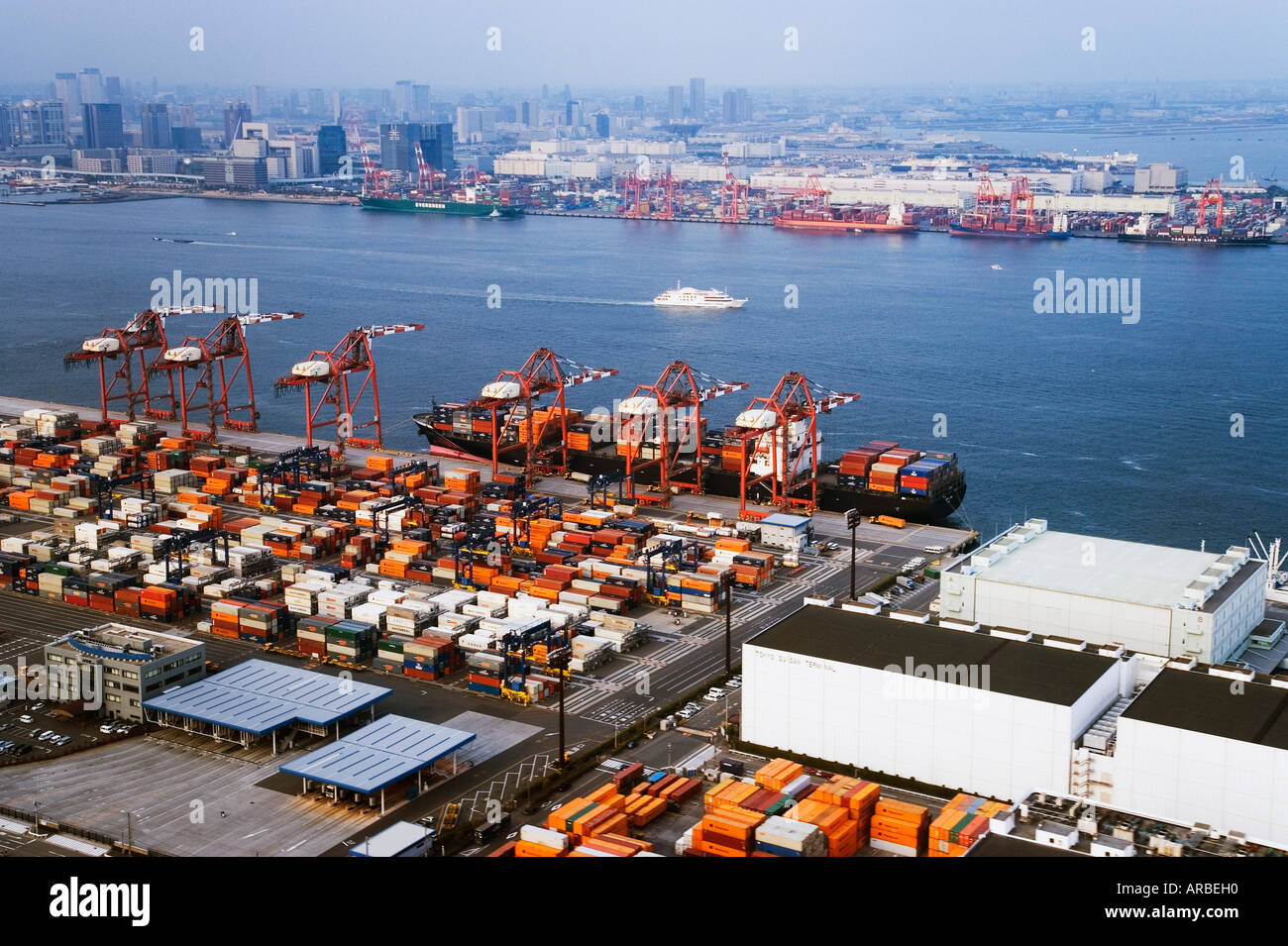Container ship viewed from the front hi-res stock photography and ...