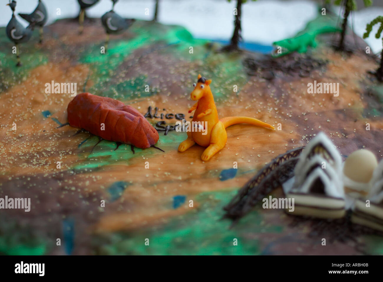 wedding cake / Ayers Rock and kangaroo Stock Photo - Alamy