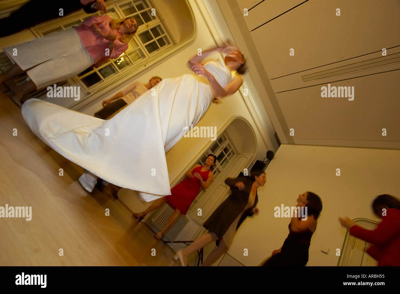 Couples dancing at wedding hi-res stock photography and images - Alamy