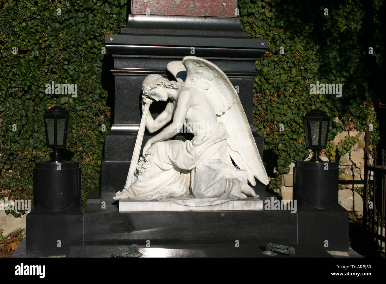 Mourning angel hi-res stock photography and images - Alamy