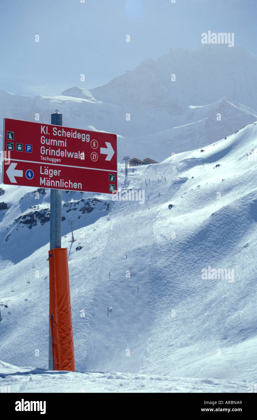 Red run skiing sign hi-res stock photography and images - Alamy