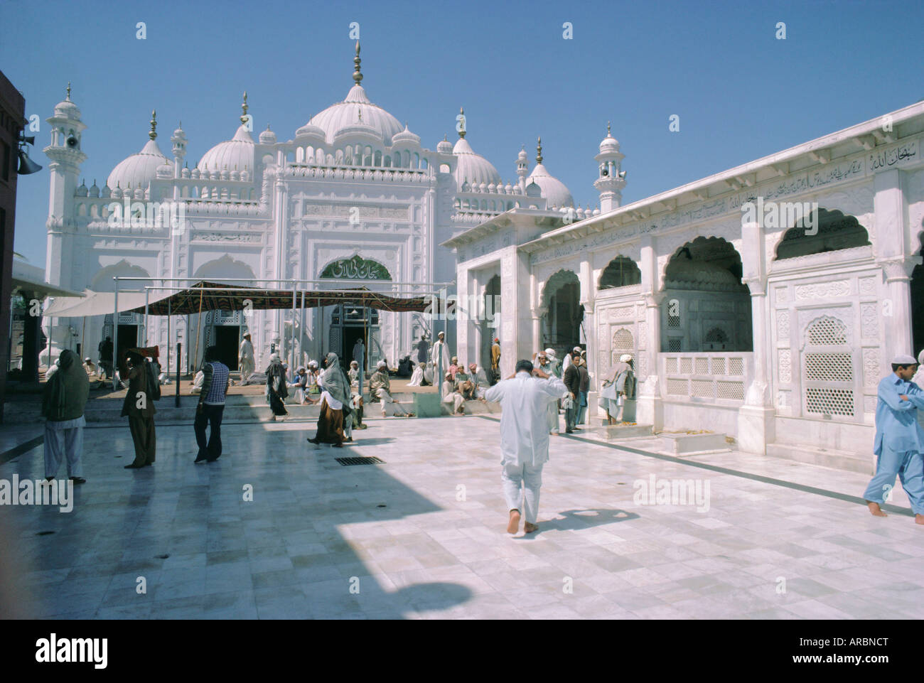 Data Durbar Shrine, Lahore, Pakistan Stock Photo - Alamy