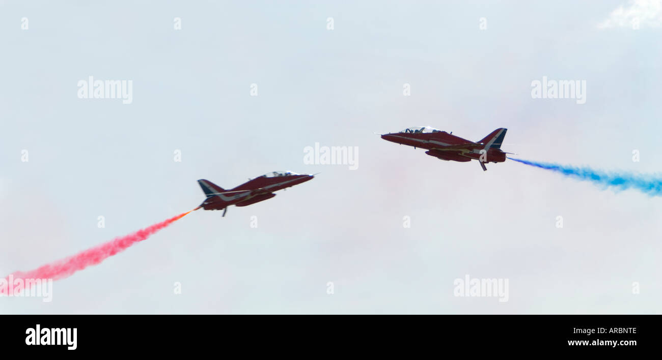 Cross arrows hi-res stock photography and images - Alamy