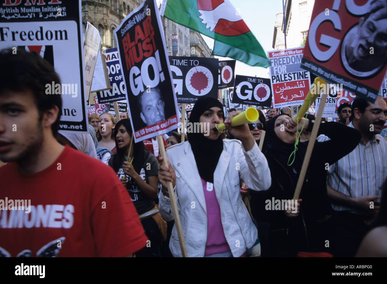 Iraq protesting demonstrating hi-res stock photography and images - Alamy
