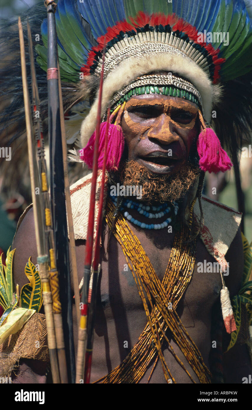 Portrait of a warrior from Asaro clan at sing-sing in West Highlands ...