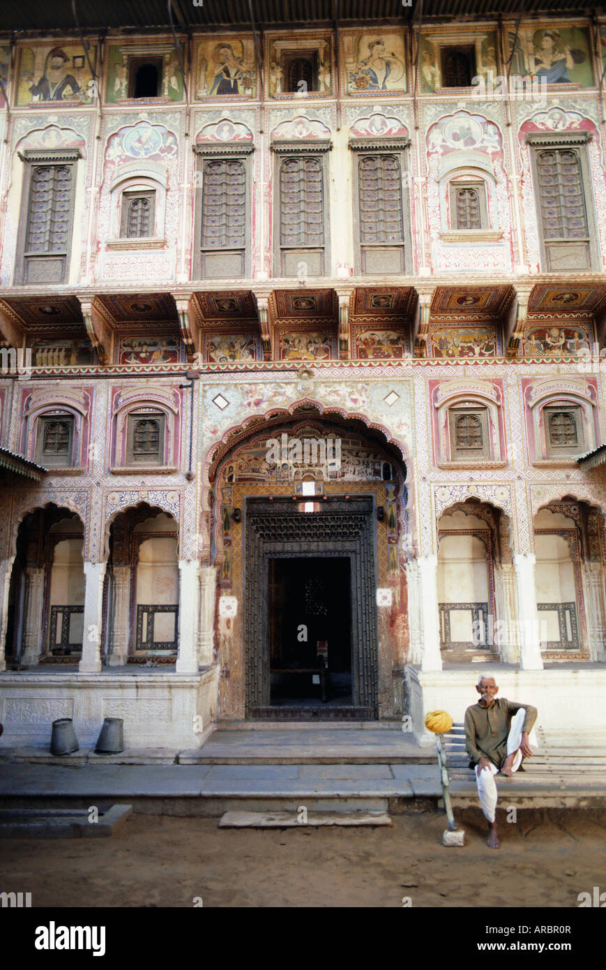 Old mansion courtyard india hi-res stock photography and images - Alamy