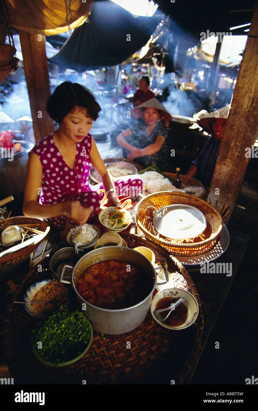 Vietnamese people woman female cook hi-res stock photography and images ...