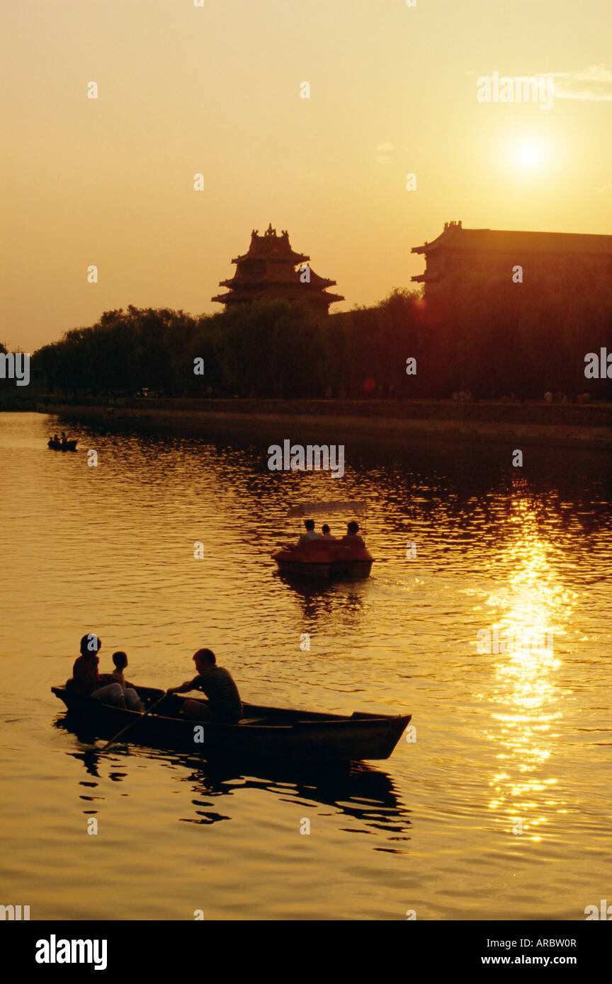 Chinese men and women rowing boat hi-res stock photography and images ...