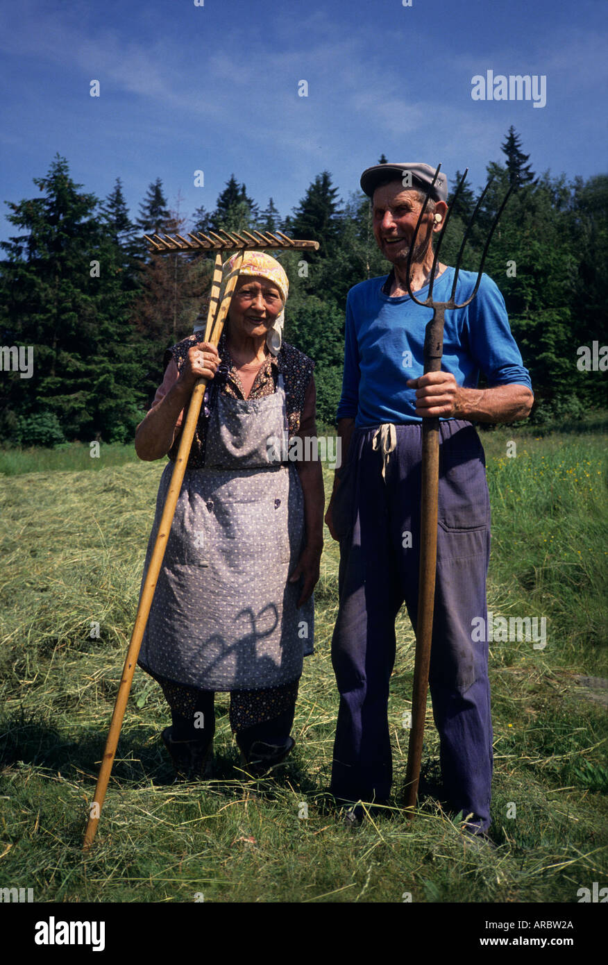 80 year old couple work on their farm Stock Photo - Alamy