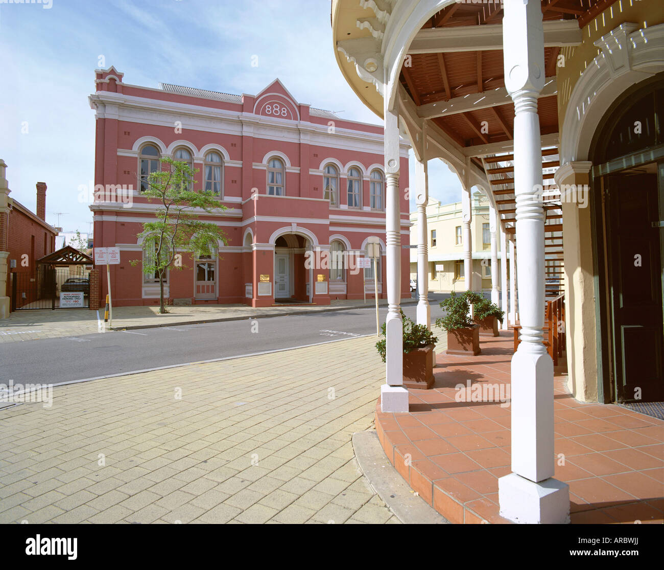 Metropolitan tree canopy hi-res stock photography and images - Alamy