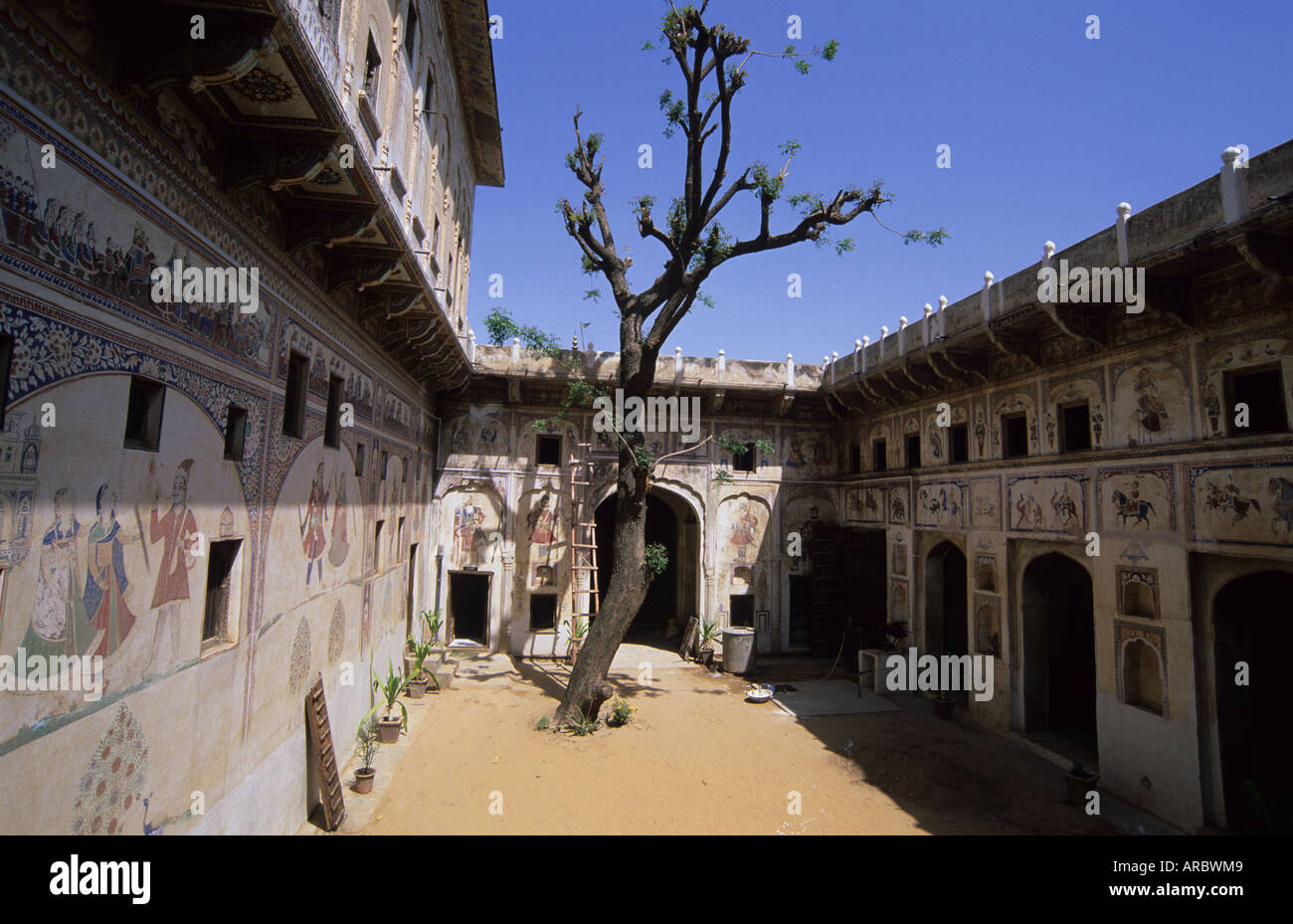 Old mansion courtyard india hi-res stock photography and images - Alamy