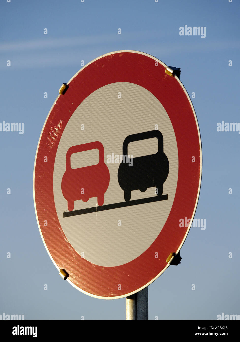 traffic sign, do not overtake Stock Photo - Alamy