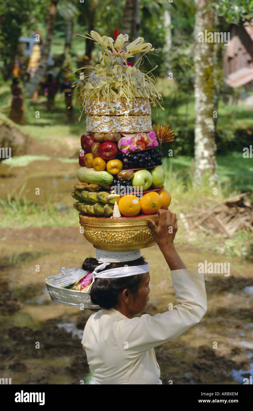 Woman carrying food offerings, celebrating festival of Kuningan, Ubud ...