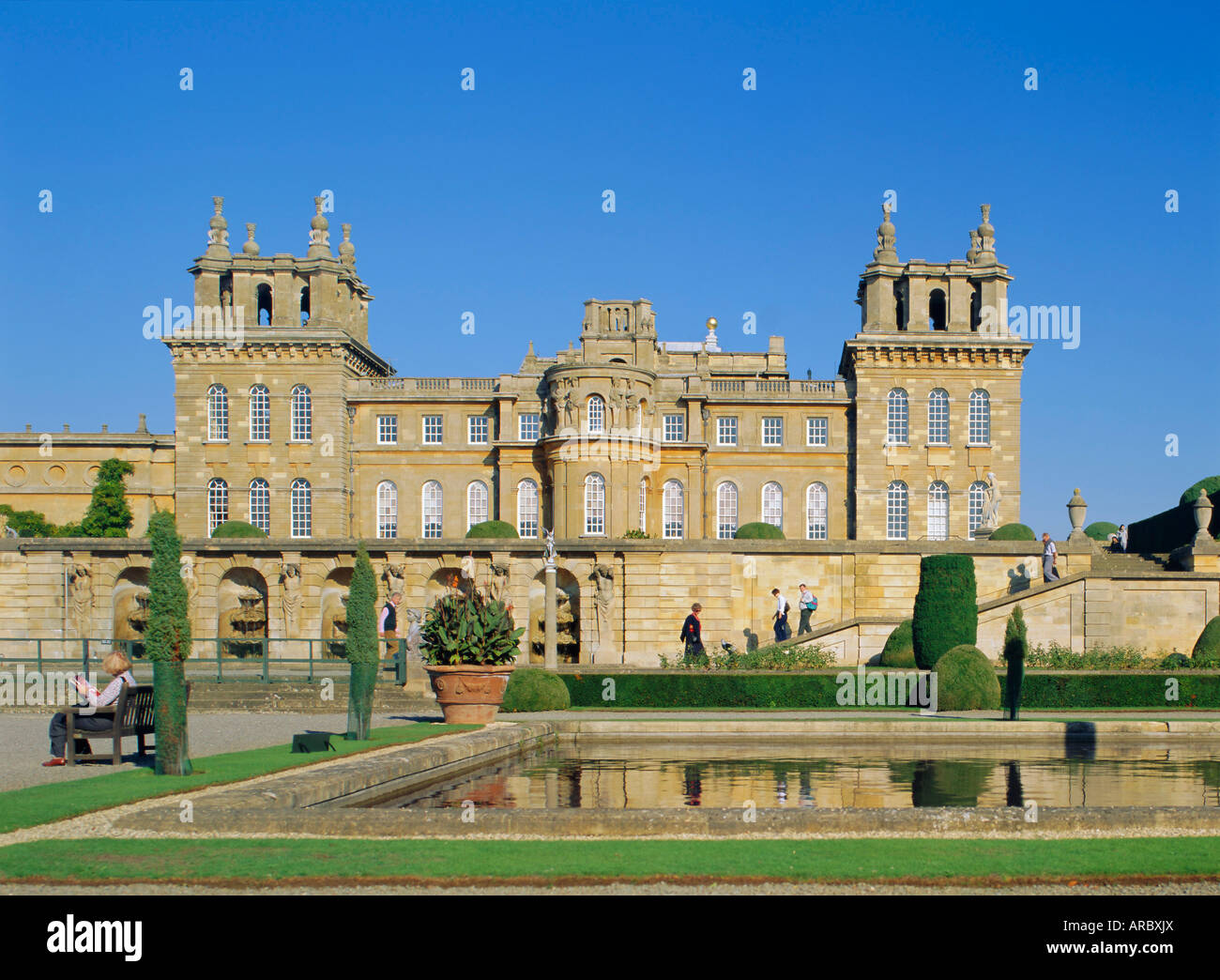 Blenheim palace and blue sky and garden hi-res stock photography and ...