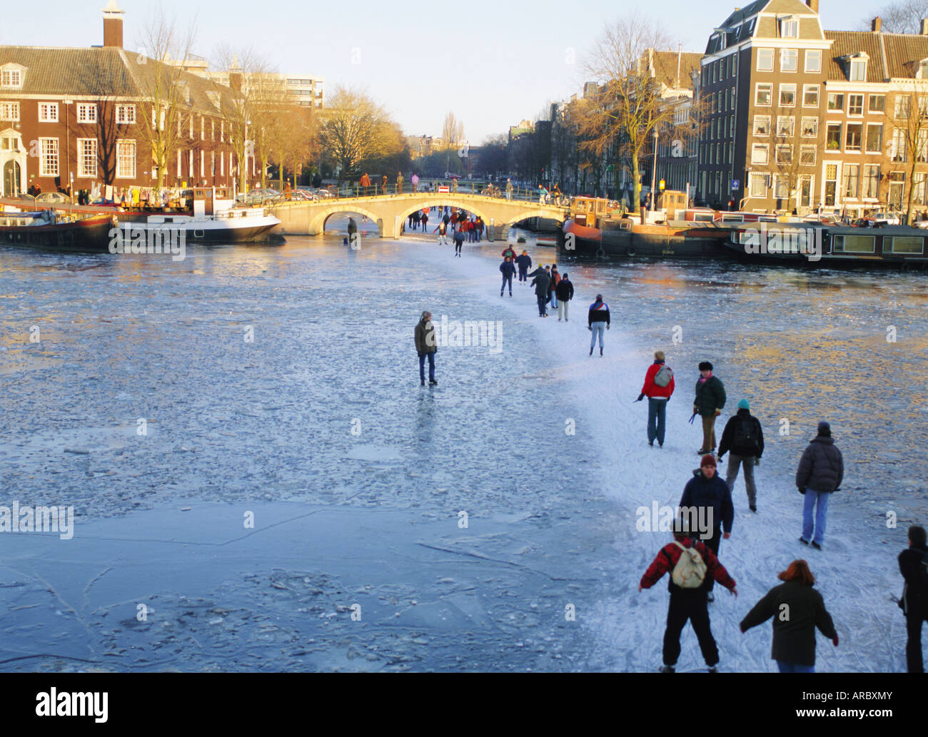 Skaters walkers frozen amstel river hi-res stock photography and images ...