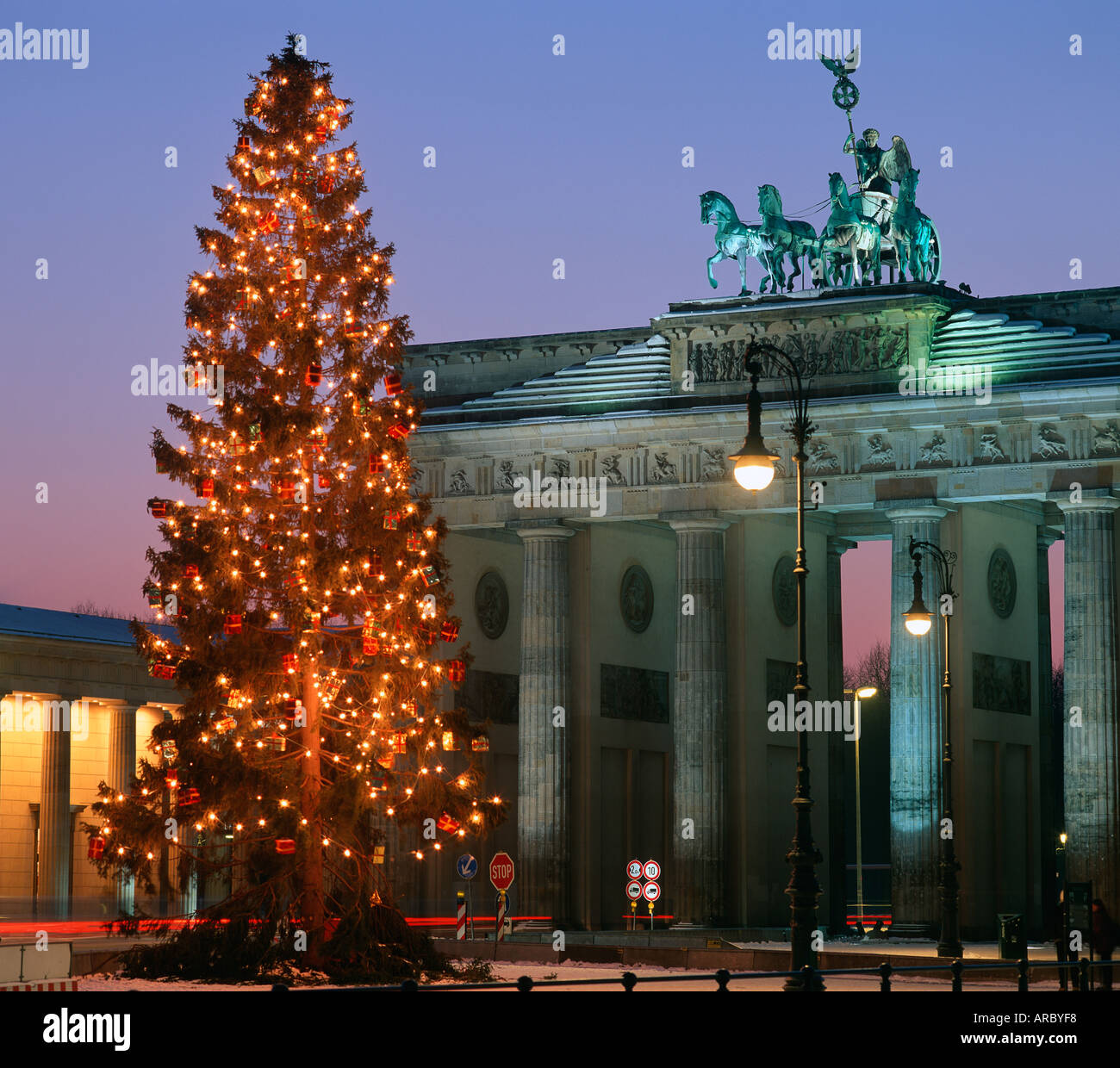 Berlin Christmas tree infront of the Brandenburg Gate Stock Photo - Alamy