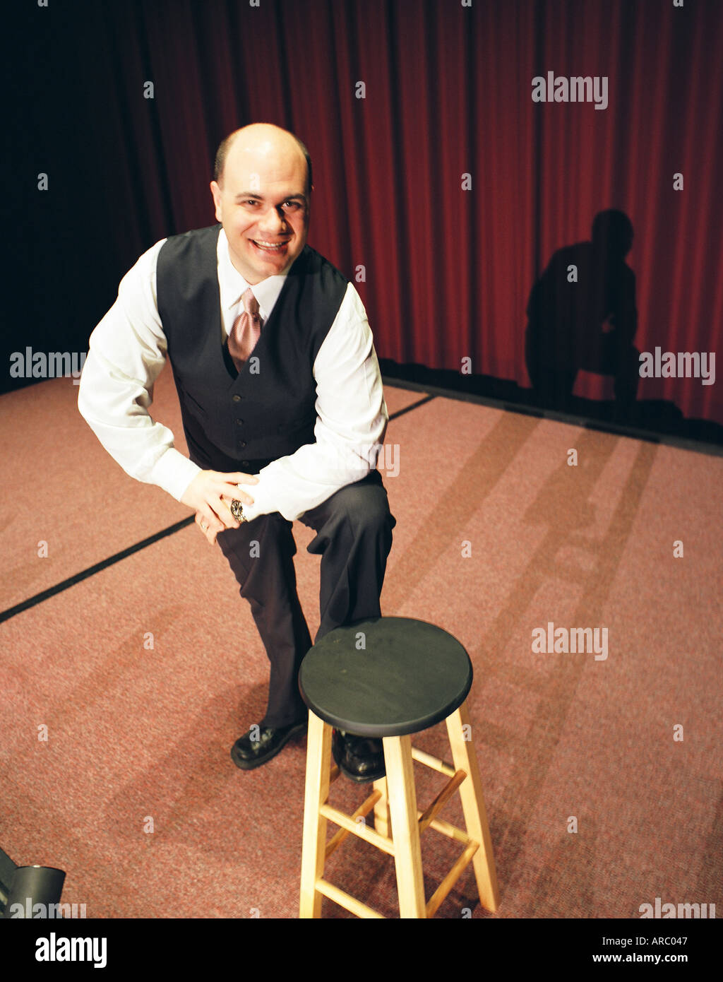 Man in suit without jacket looking up Stock Photo - Alamy